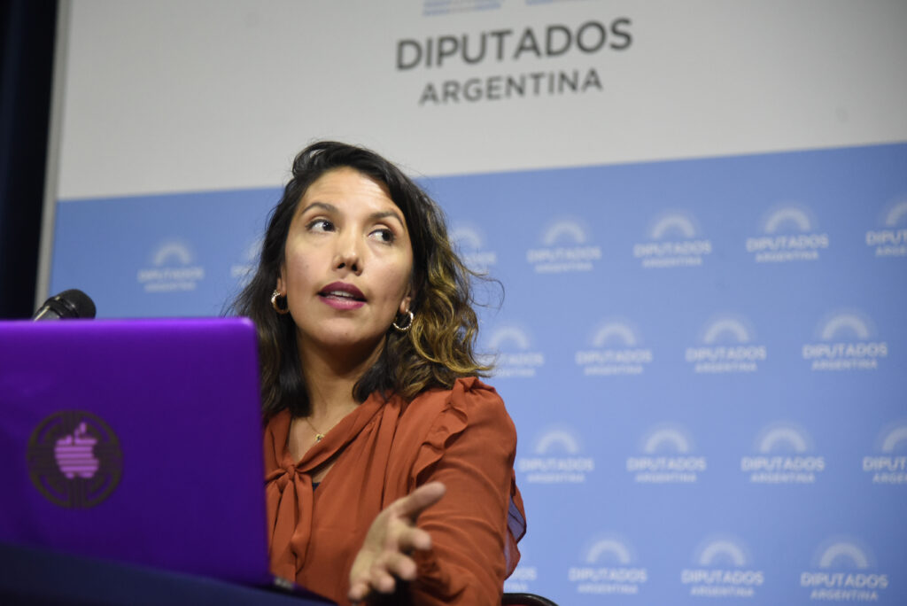 La exbecaria Leticia Virosta imparte una charla sobre género en la ...