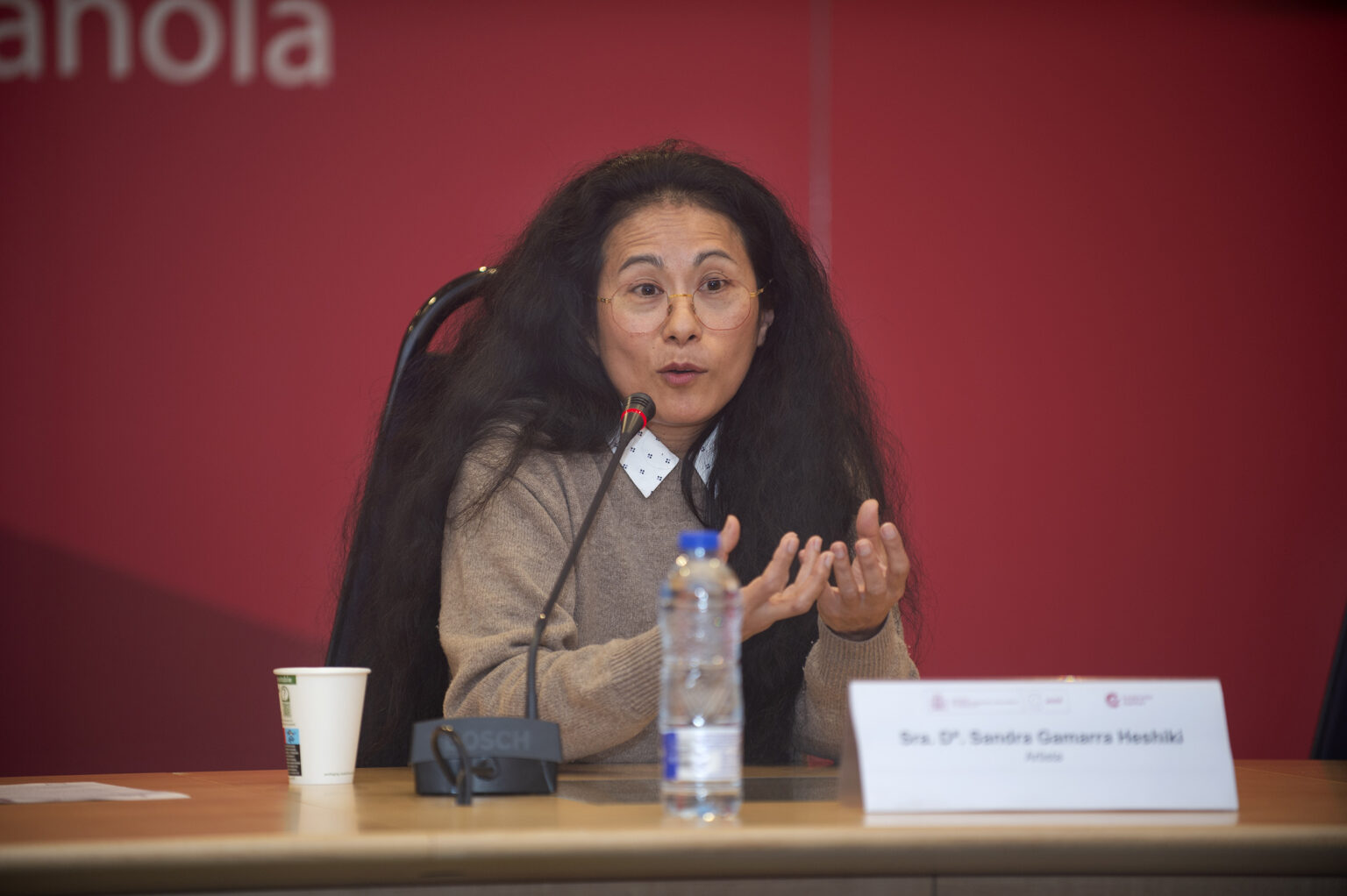 La artista Sandra Gamarra, exbecaria de Fundación Carolina, representa ...